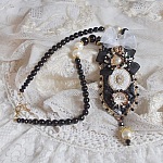 Bijoux Collier Poudre de Riz brodé avec des Cristaux de Swarovski , des ...